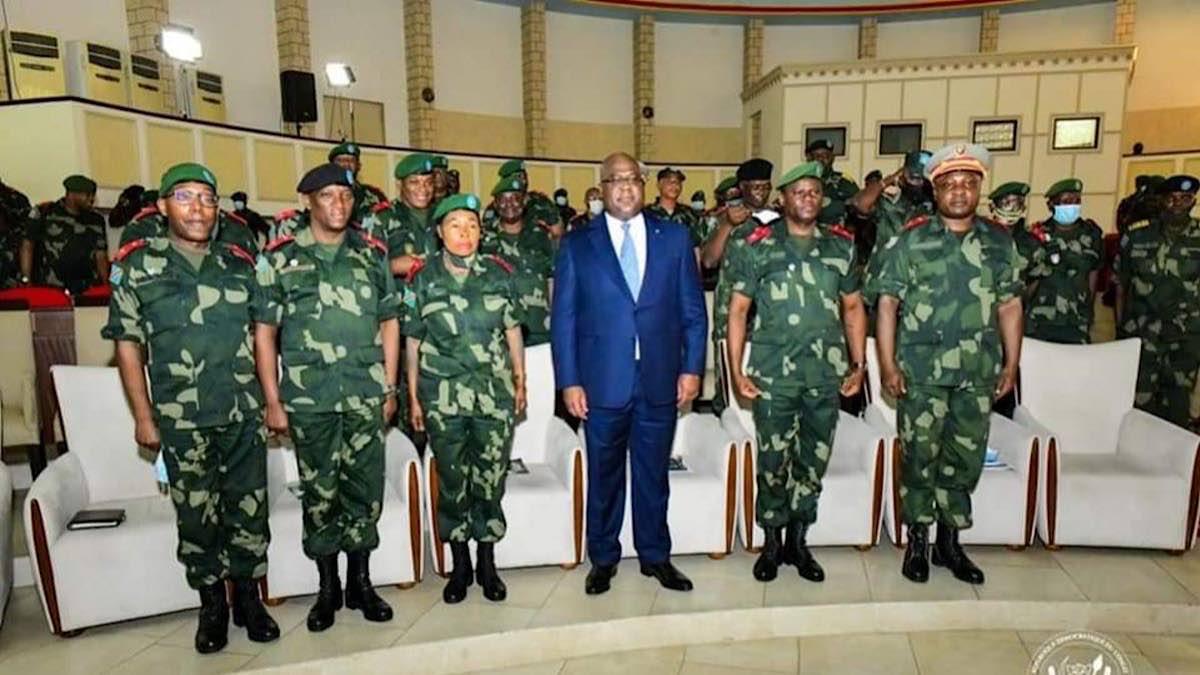 RDC : Le Président Tshisekedi ensemble avec des officiers militaires ...