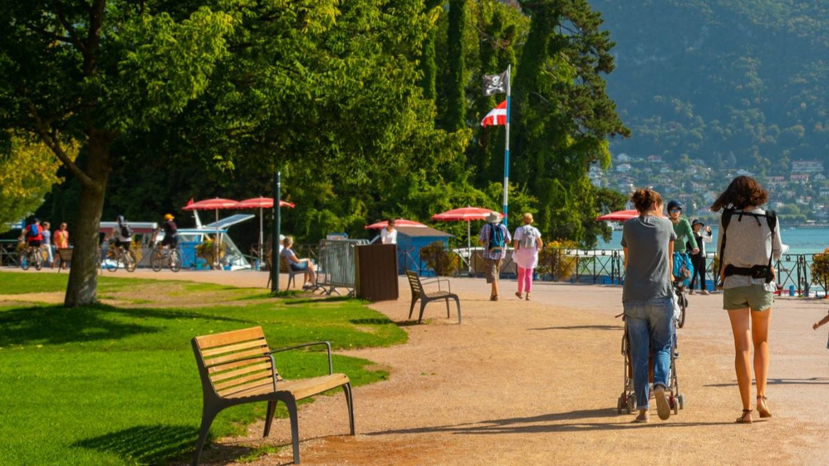 Attaque choquante à Annecy, France : Un Homme poignarde six enfants dans un parc public
